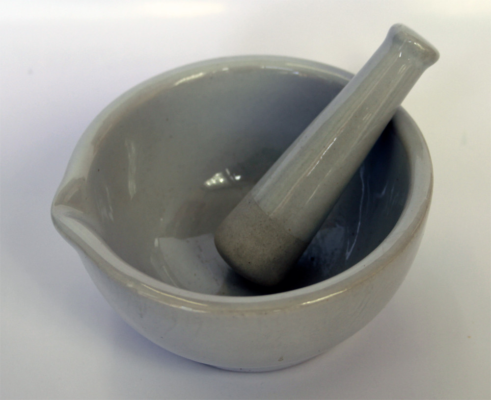 Mortier en porcelaine émaillée avec bec verseur et son pilon